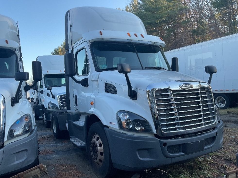 2015 Freightliner Cascadia 11342ST Day Cab Tractor
