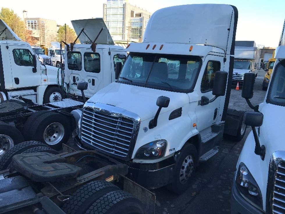 2015 Freightliner Cascadia 11342ST Day Cab Tractor