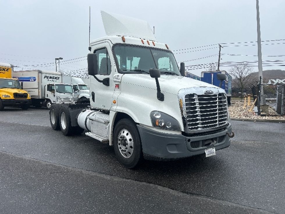 2015 Freightliner Cascadia 12564ST Day Cab Tractor
