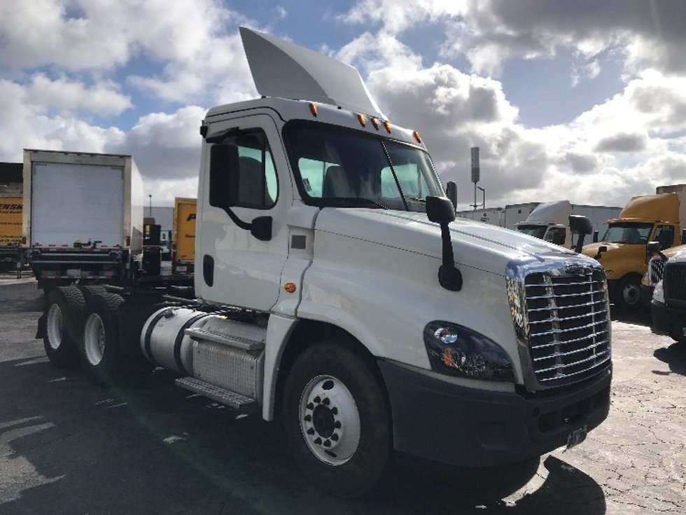 Used Day Cab Trucks for Sale - Penske Used Trucks