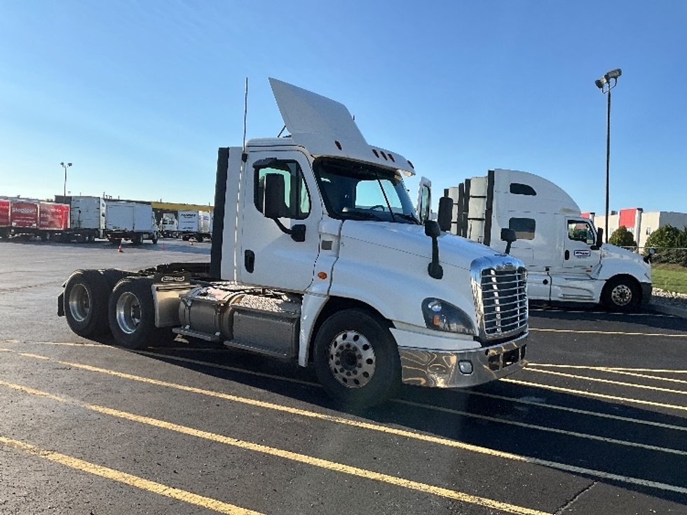 Used Freightliner Day Cab Trucks for Sale in Canada - Penske Used Trucks