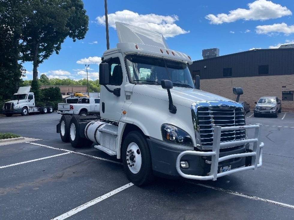 Used Day Cab Trucks for Sale - Penske Used Trucks