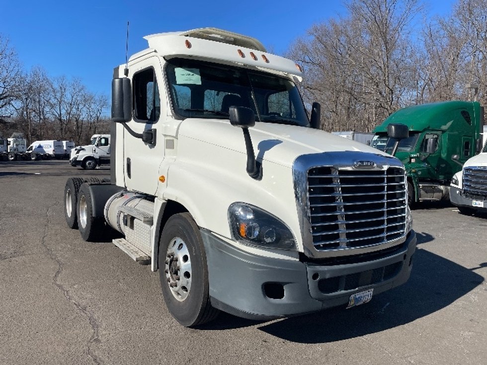 Used Day Cab Trucks for Sale - Penske Used Trucks