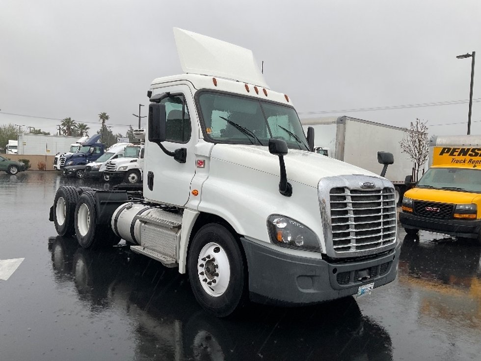 Used Day Cab Trucks for Sale - Penske Used Trucks