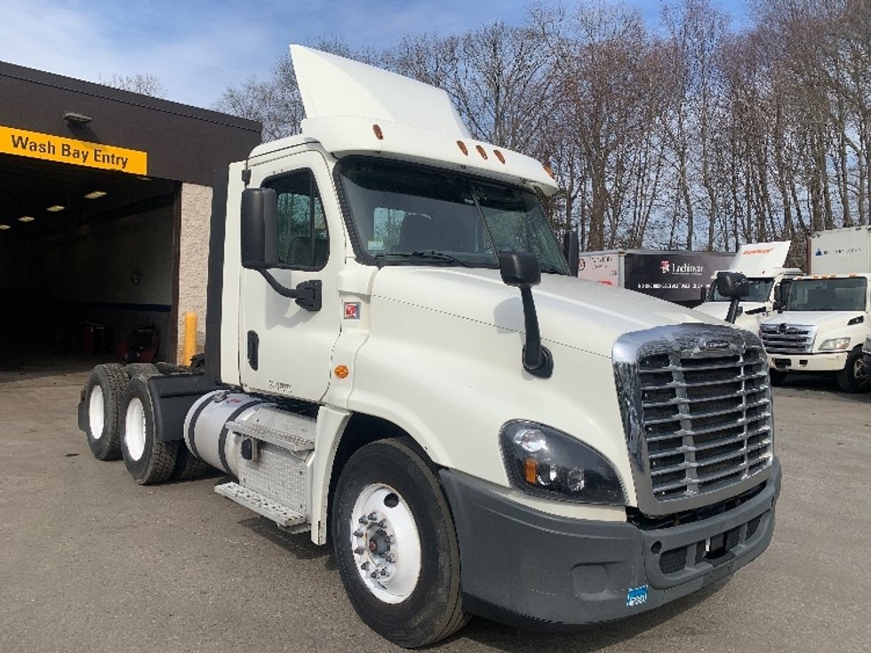Used Day Cab Trucks for Sale - Penske Used Trucks