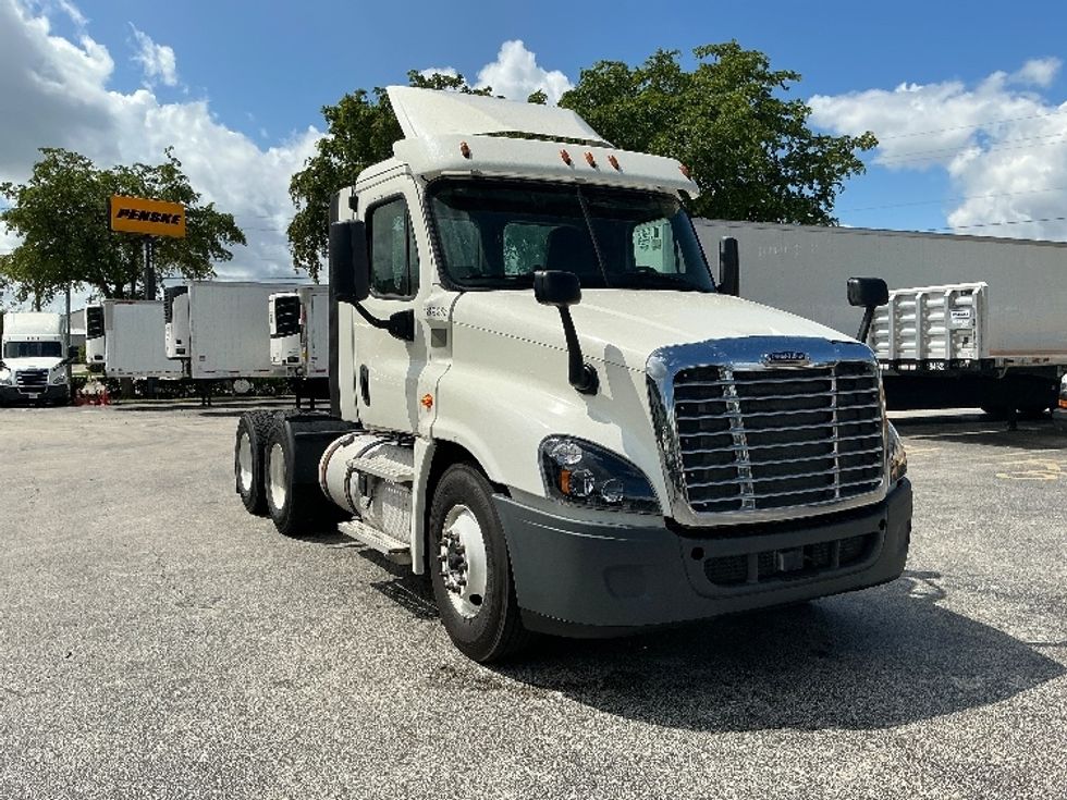 2018 Freightliner Cascadia 12564ST Day Cab Tractor