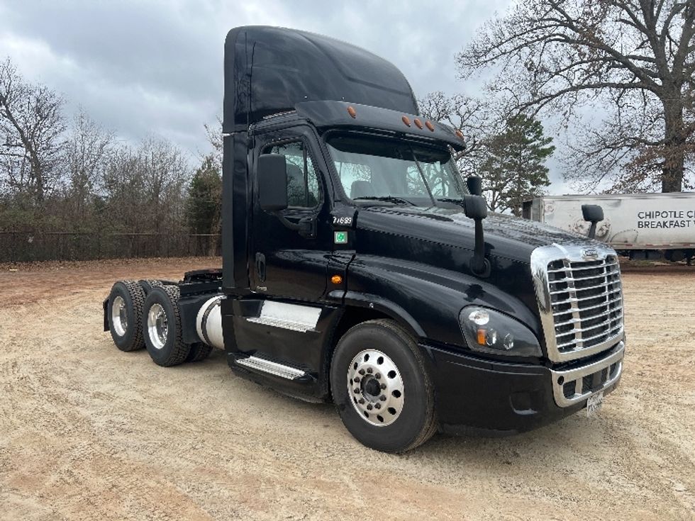 2018 Freightliner Cascadia 12564ST Day Cab Tractor