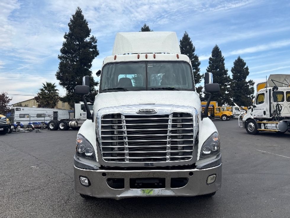 2018 Freightliner Cascadia 12564ST Day Cab Tractor