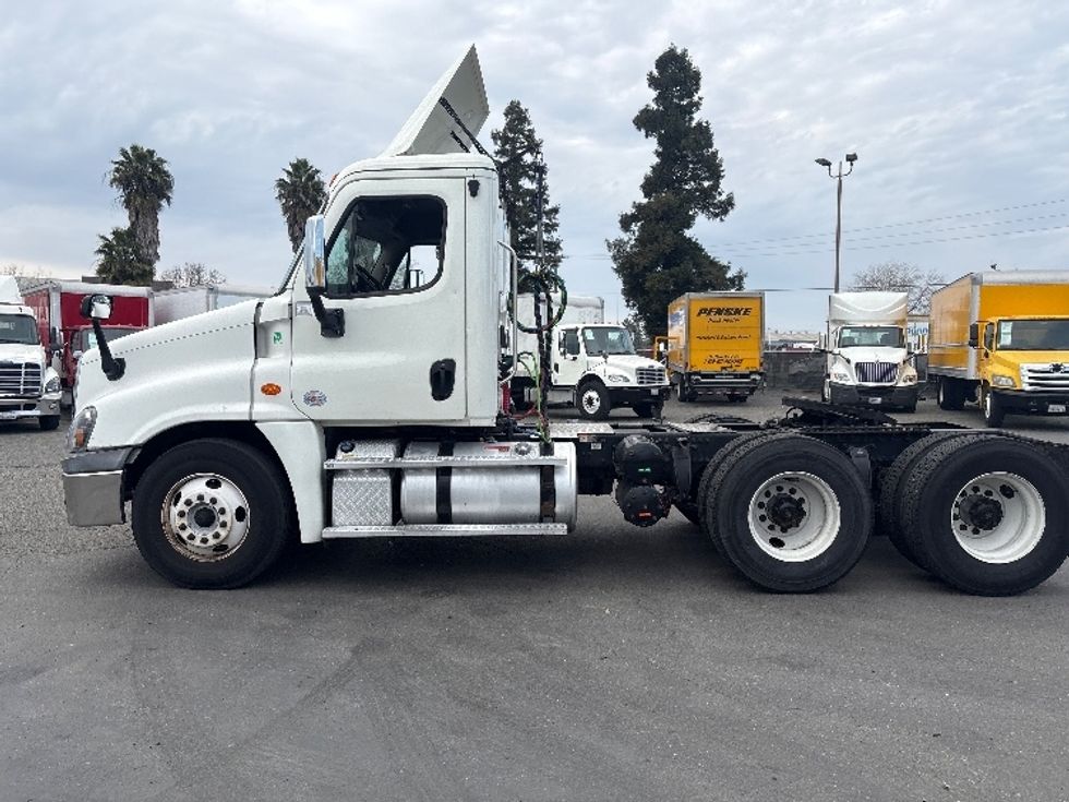 2018 Freightliner Cascadia 12564ST Day Cab Tractor