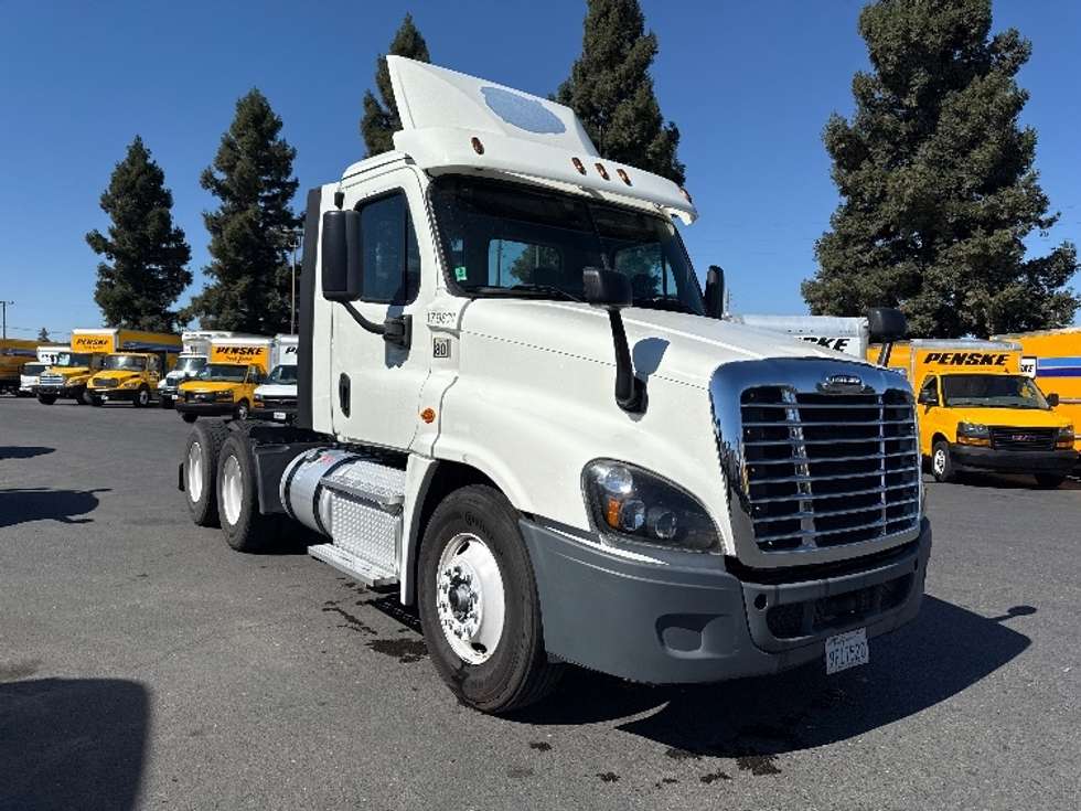 Used Day Cab Trucks for Sale - Penske Used Trucks