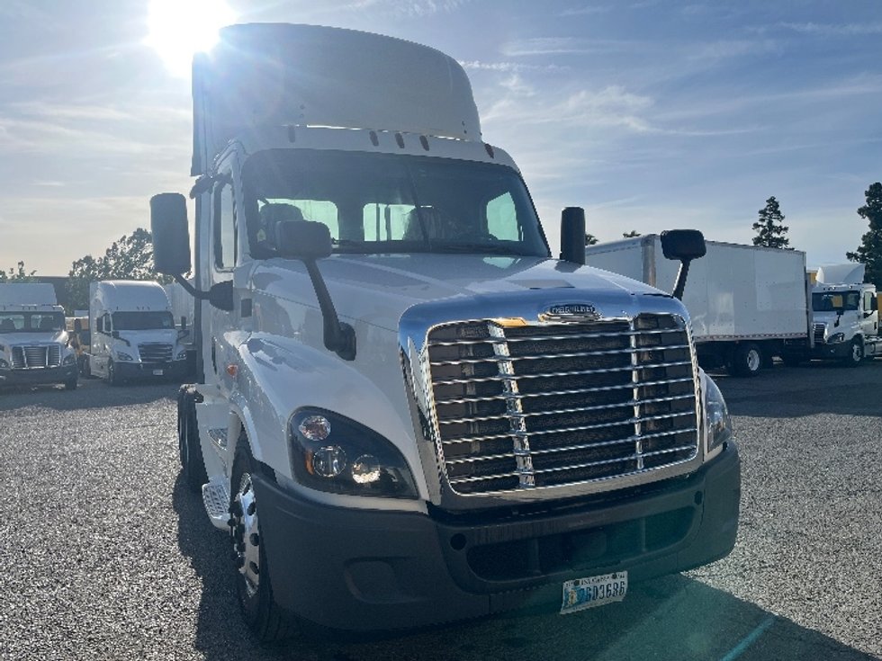 Used Freightliner Day Cab Trucks for Sale in CA - Penske Used Trucks