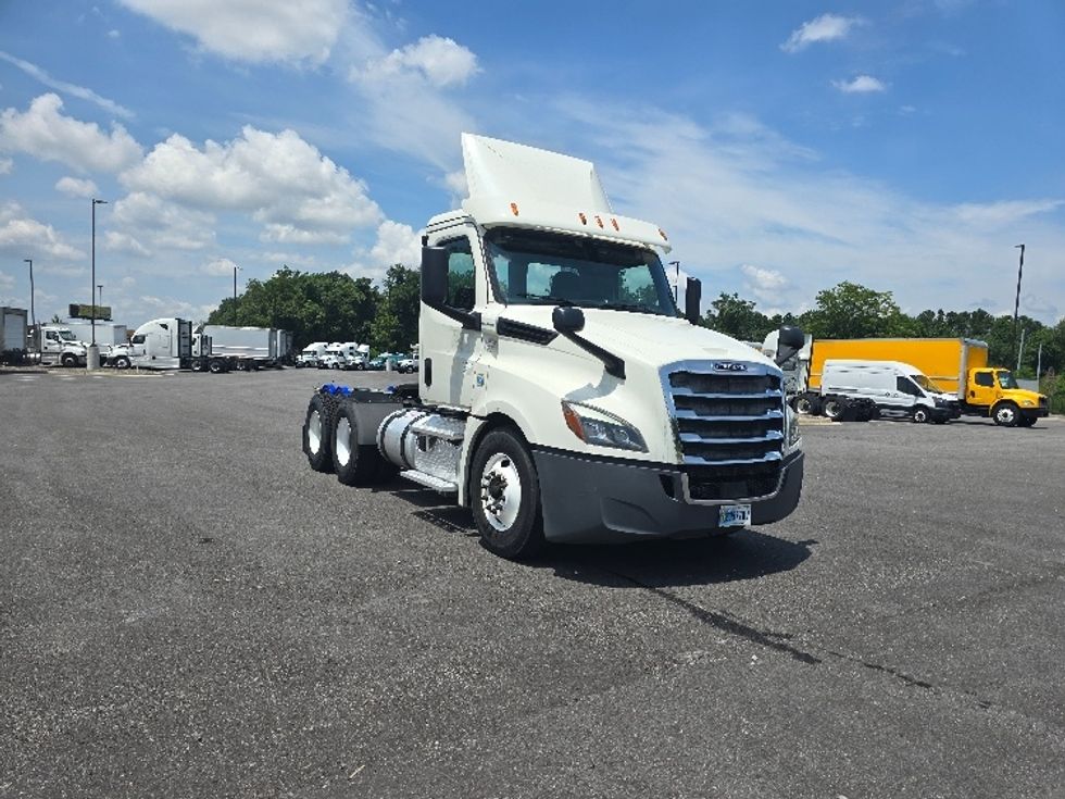 2018 Freightliner T12664ST Day Cab Tractor
