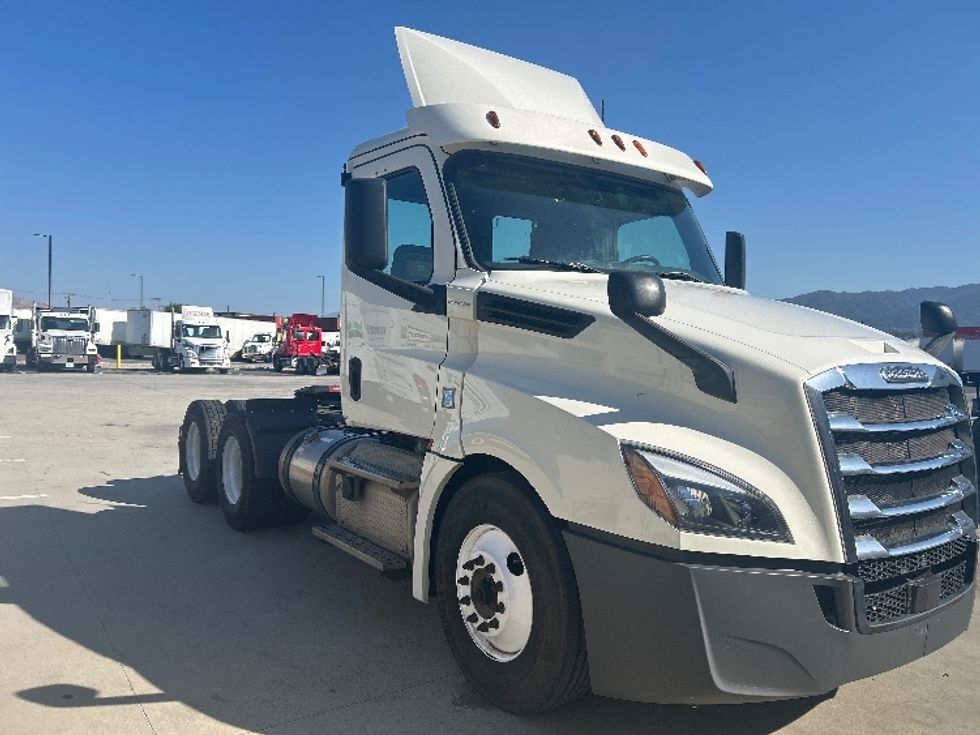 2018 Freightliner T12664ST Day Cab Tractor