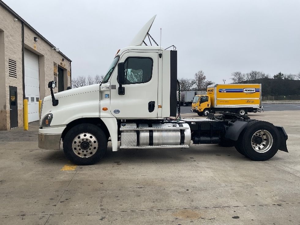 2019 Freightliner Cascadia 12542ST Day Cab Tractor