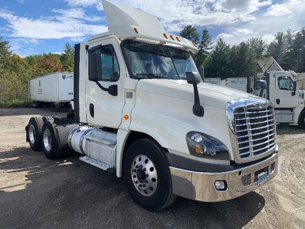 2019 Freightliner Cascadia 12564ST Day Cab Tractor