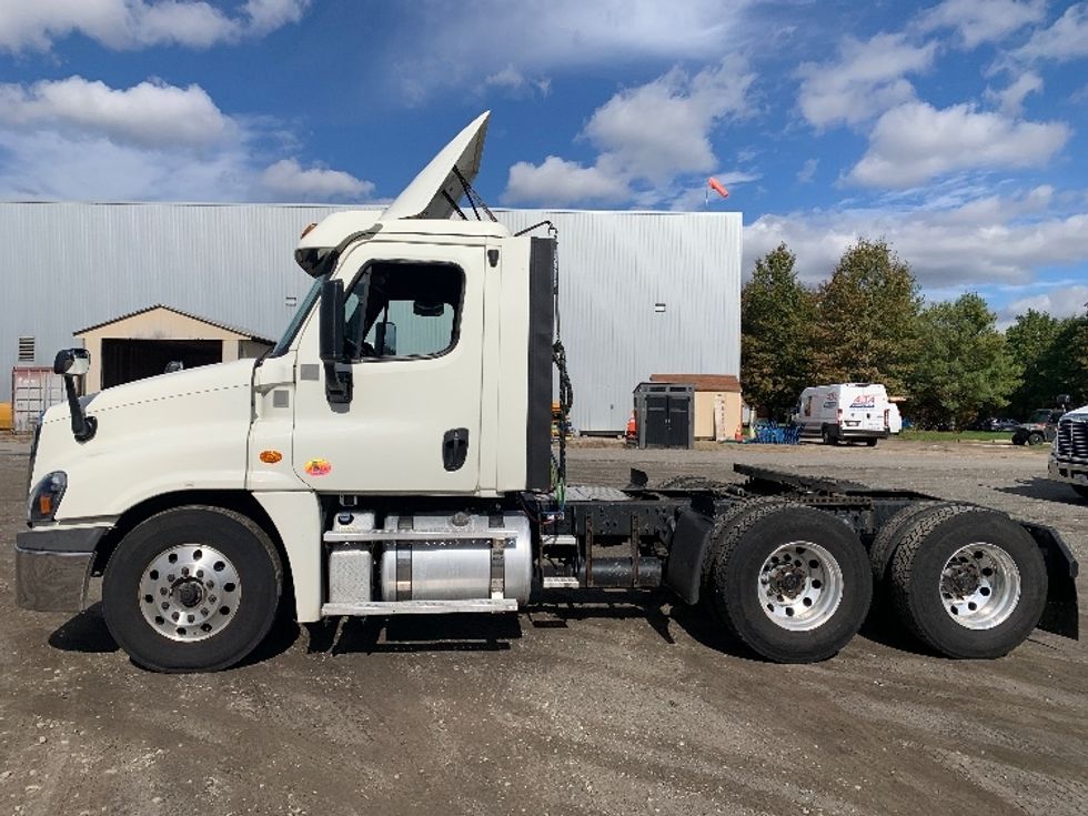 2019 Freightliner Cascadia 12564ST Day Cab Tractor