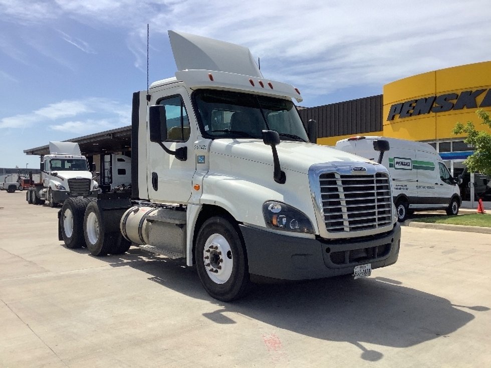 Used Freightliner Day Cab Trucks for Sale in TX - Penske Used Trucks