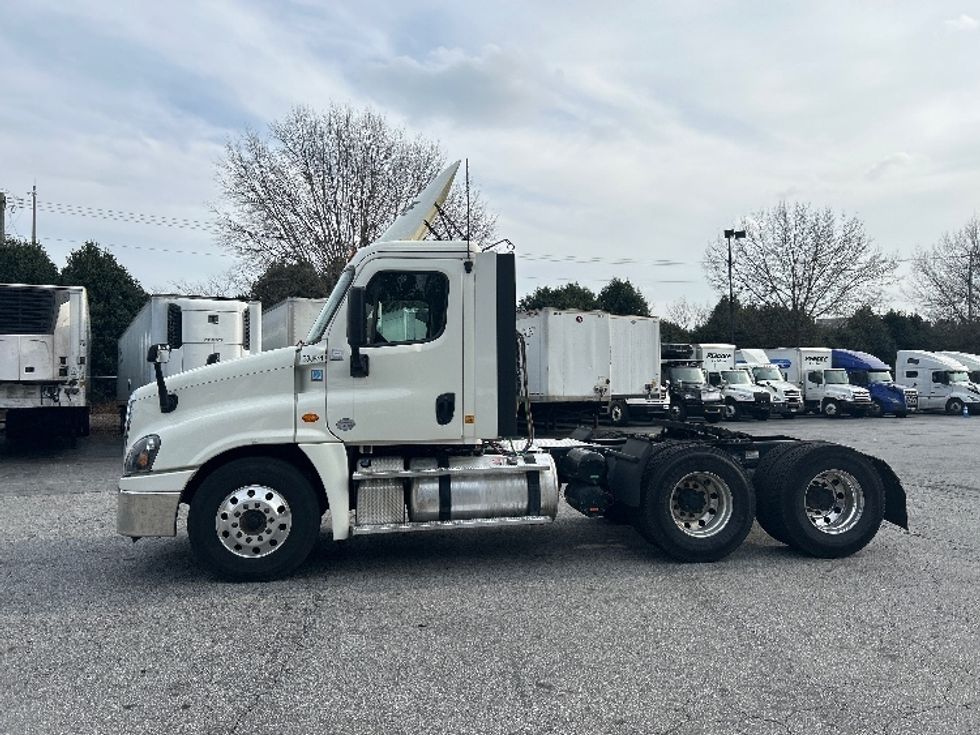 2019 Freightliner Cascadia 12564ST Day Cab Tractor