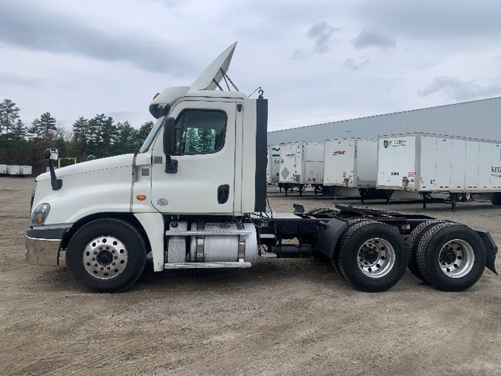 2019 Freightliner Cascadia 12564ST Day Cab Tractor