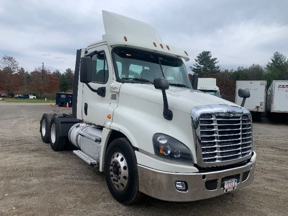 2019 Freightliner Cascadia 12564ST Day Cab Tractor