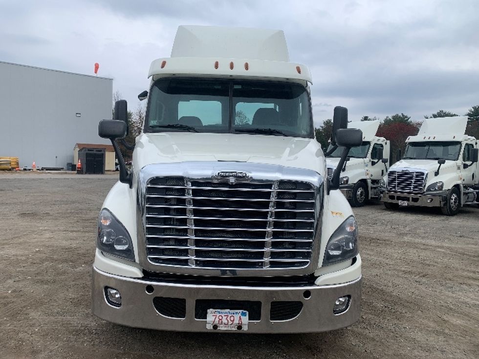 2019 Freightliner Cascadia 12564ST Day Cab Tractor