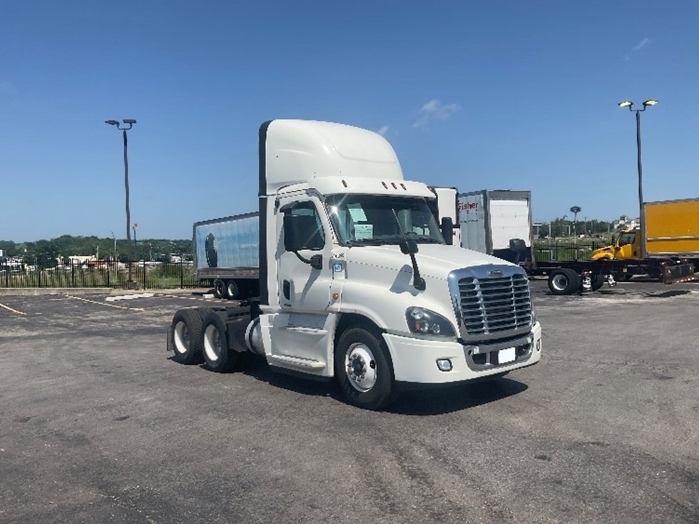 Used Day Cab Trucks for Sale - Penske Used Trucks