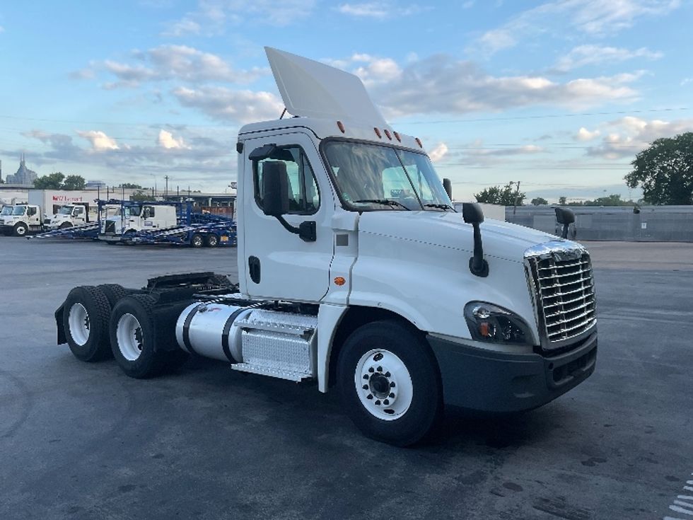 2019 Freightliner Cascadia 12564ST Day Cab Tractor