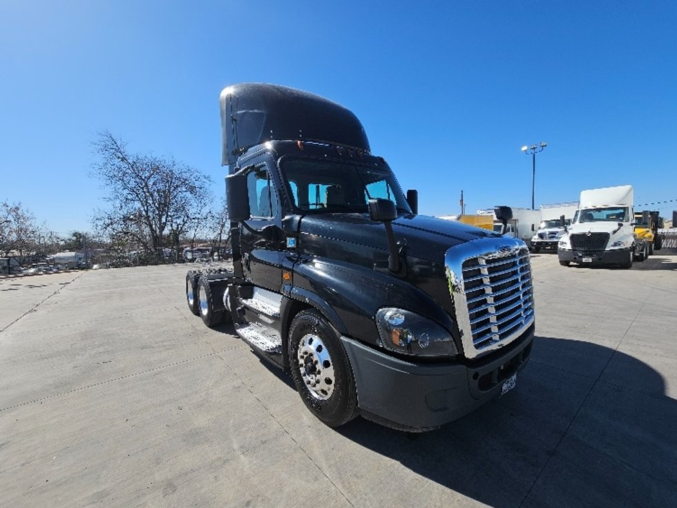 Used Day Cab Trucks for Sale - Penske Used Trucks