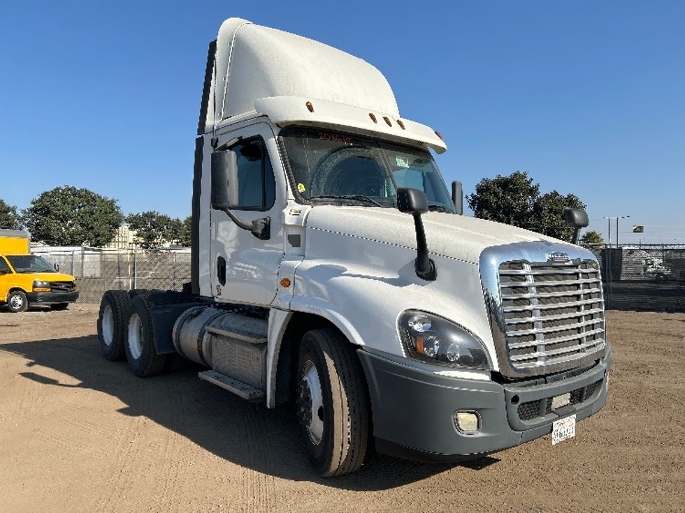 Used Day Cab Trucks for Sale - Penske Used Trucks