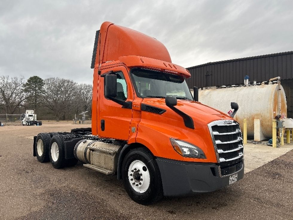 2019 Freightliner T11664ST Day Cab Tractor