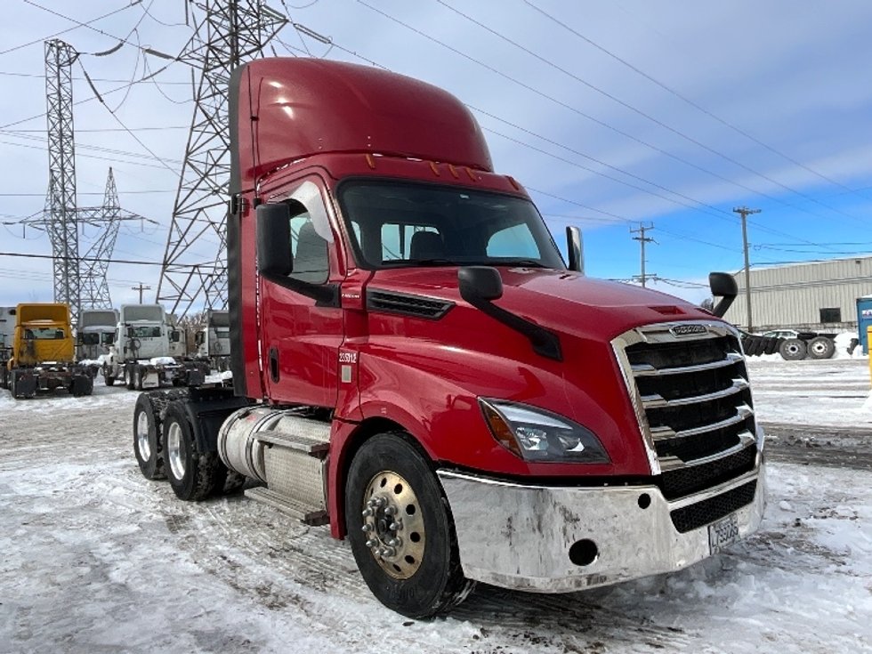 Used Freightliner Day Cab Trucks for Sale in Canada - Penske Used Trucks