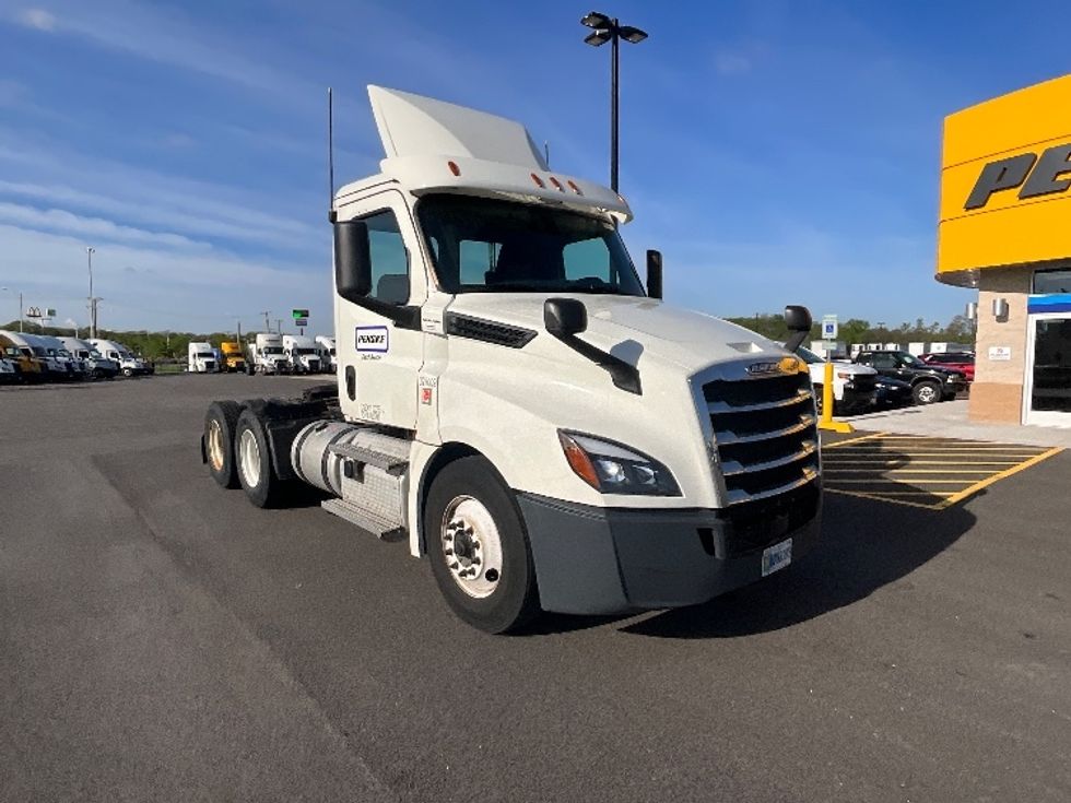 2019 Freightliner T12664ST Day Cab Tractor