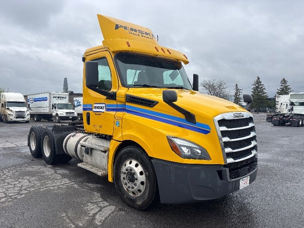 Used Freightliner Day Cab Trucks for Sale in Canada - Penske Used Trucks