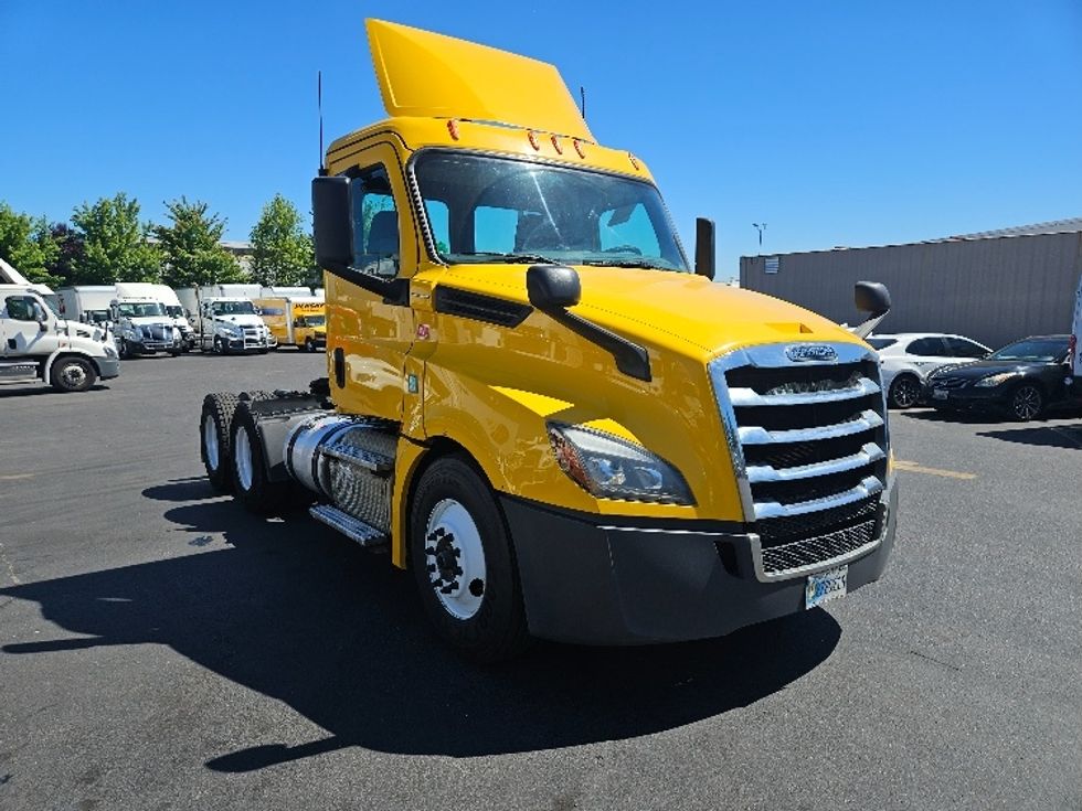 2019 Freightliner T12664ST Day Cab Tractor