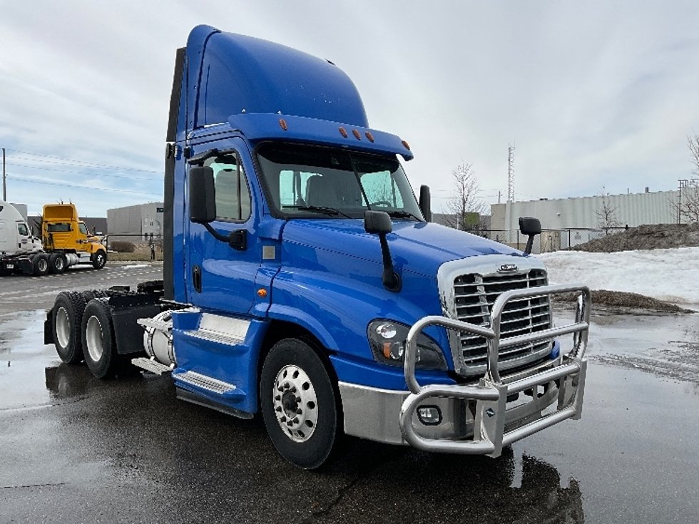 Used Freightliner Day Cab Trucks for Sale in Canada - Penske Used Trucks