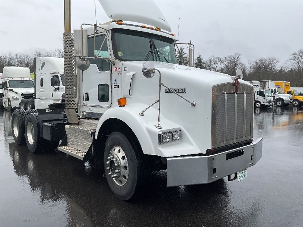 2015 Kenworth T800 Day Cab Tractor