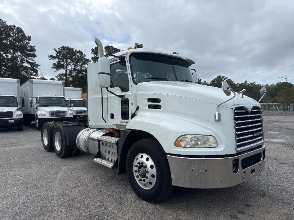 2016 Mack Pinnacle CXU613 Day Cab Tractor