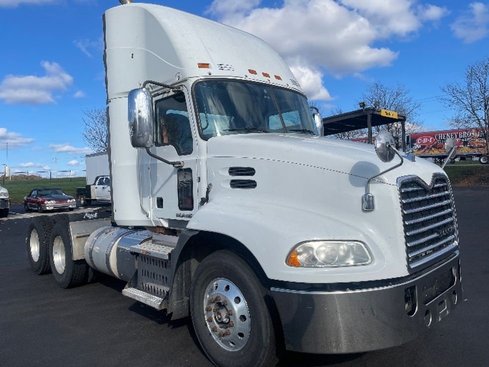 2017 Mack Pinnacle CXU613 Day Cab Tractor