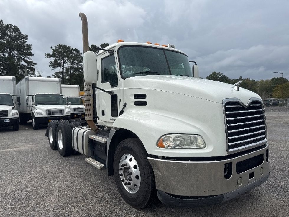 2018 Mack Pinnacle CXU613 Day Cab Tractor