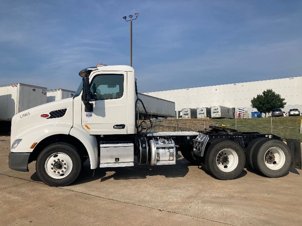 2021 Peterbilt 579 Day Cab Tractor