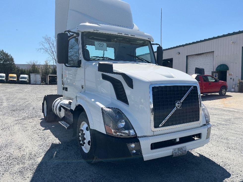 2016 Volvo VNL42300 Day Cab Tractor