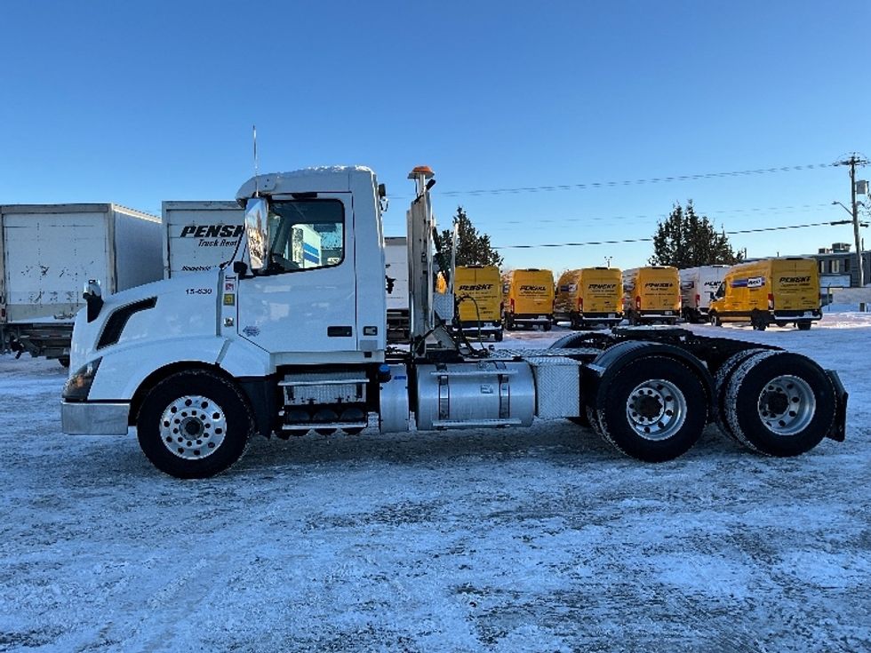 2016 Volvo VNL64T300 Day Cab Tractor