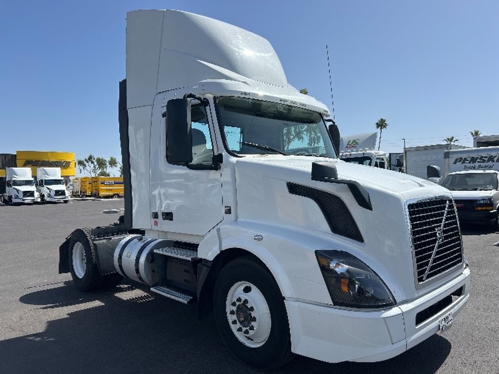 2017 Volvo VNL42300 Day Cab Tractor