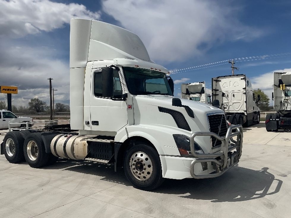 2017 Volvo VNL64T300 Day Cab Tractor
