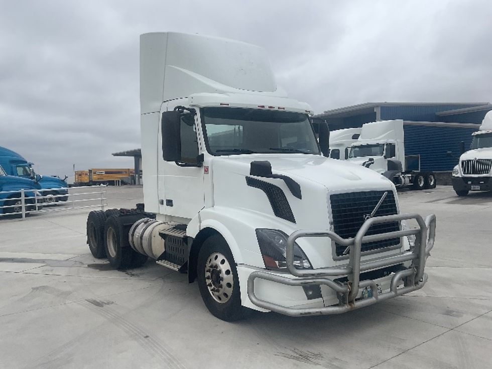 2017 Volvo VNL64T300 Day Cab Tractor