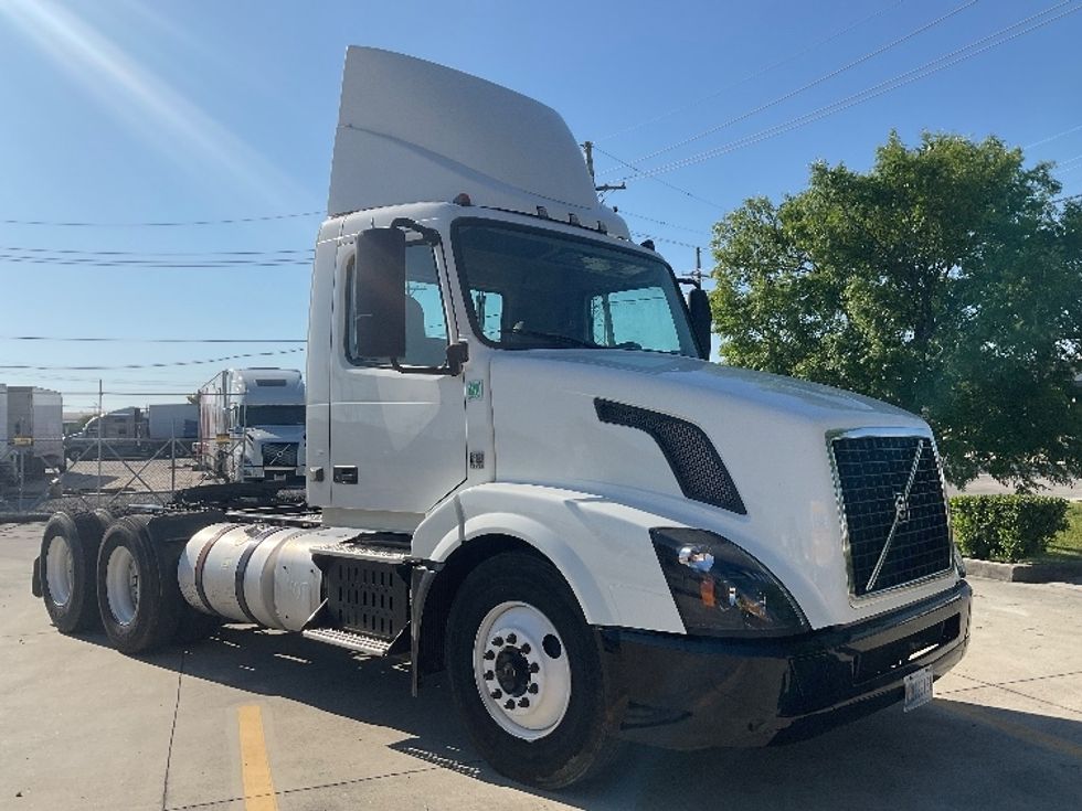 2017 Volvo VNL64T300 Day Cab Tractor