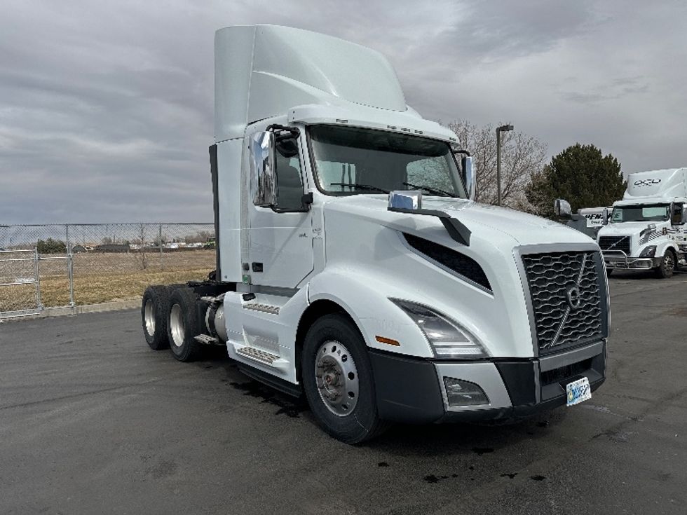2018 Volvo VNL64T300 Day Cab Tractor