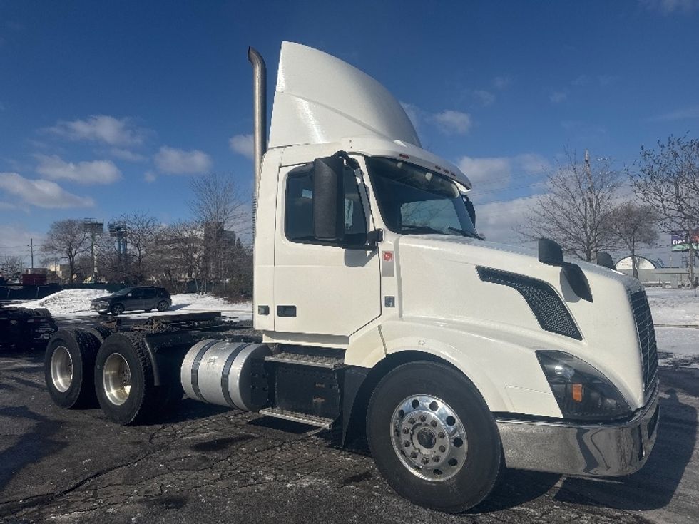 2018 Volvo VNL64T300 Day Cab Tractor
