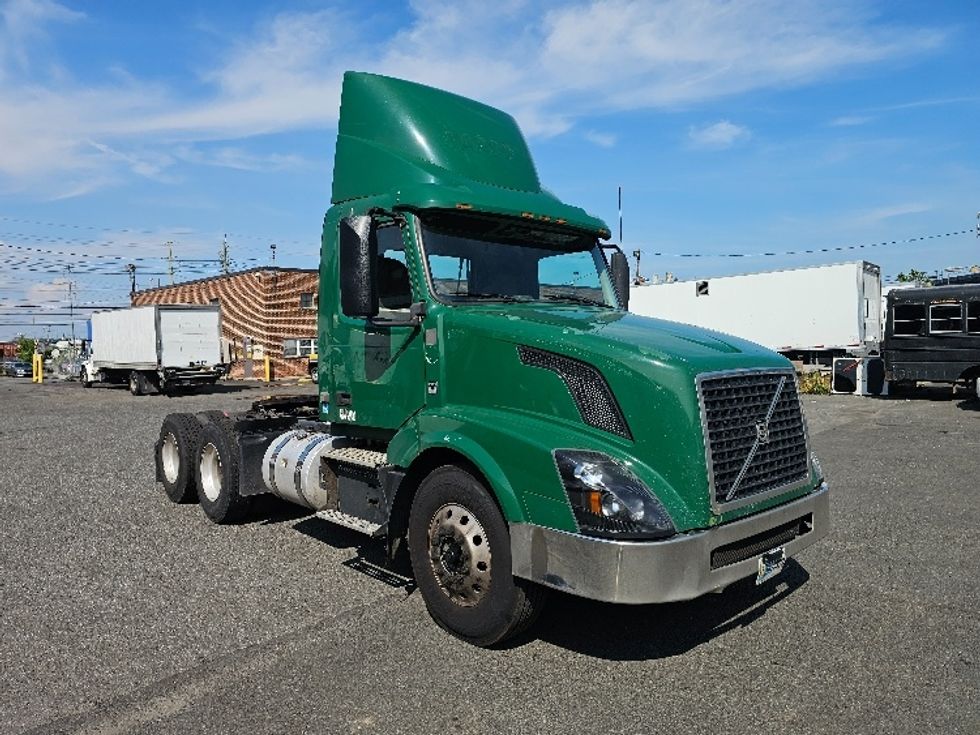 2018 Volvo VNL64T300 Day Cab Tractor