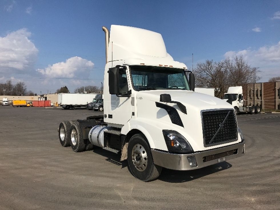 2018 Volvo VNL64T300 Day Cab Tractor